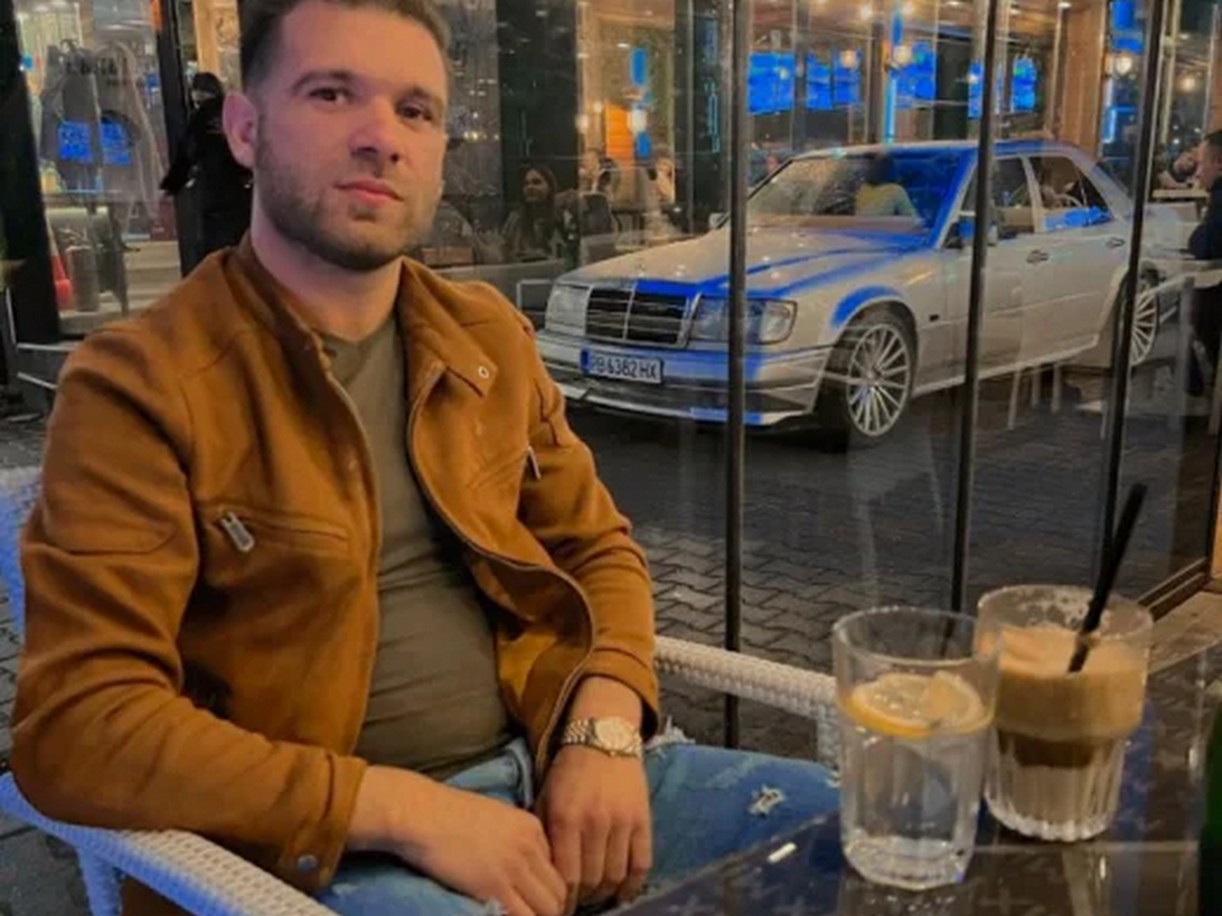 Какво става? Рашков даде колата си на малко момиченце